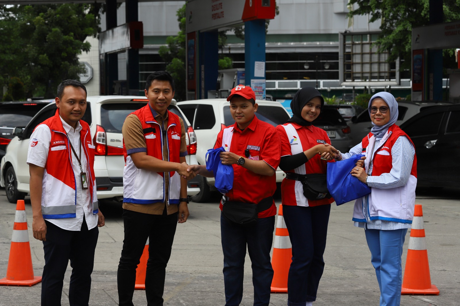 Pertamina Salurkan Bantuan untuk 400 Operator SPBU Medan